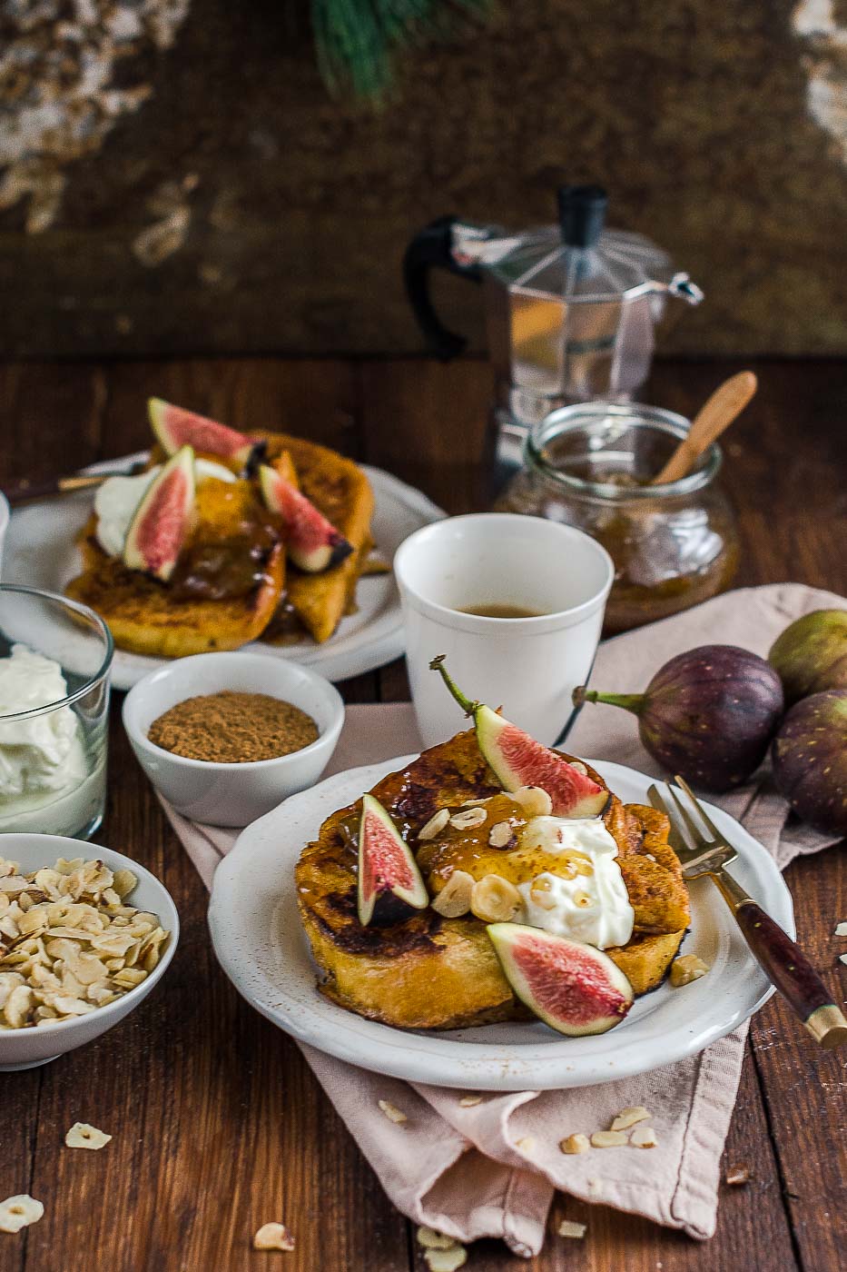 Lebkuchen French Toast mit Quark, Feigenmarmelade und Haselnüssen ...