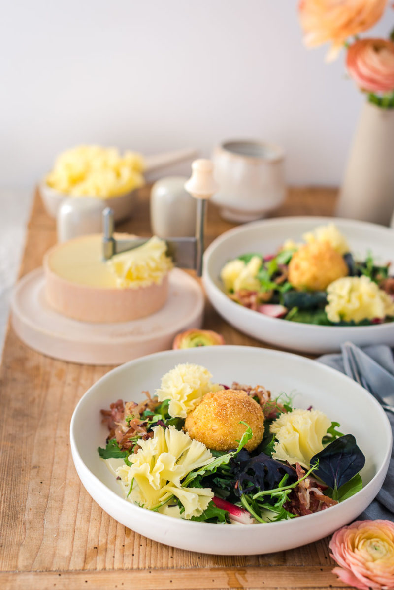 Salat zu Ostern, Vorspeise Ostern, Rezept Tête de Moine AOP › foodistas.de